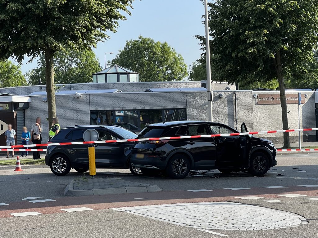 Botsing op Donaulaan zorgt voor flinke schade - Spieke.nl